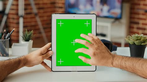 그린 스크린 템플릿이 있는 디지털 가젯을 사용하는 사무실 직원 거실에 대한 스톡 사진 및 기타 이미지 거실 경영자 공란 Istock