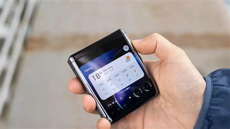 Snag The Awesome Top Tier Motorola Razr For Off Its Price From Amazon Phonearena