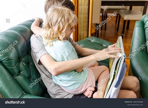 60 Thousand Sister Sits On Brothers Lap Royalty Free Images Stock