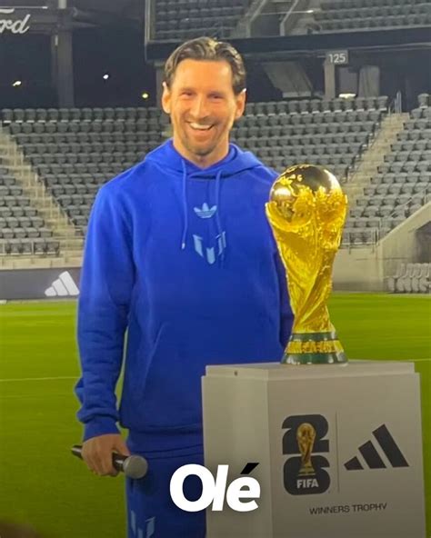 تکرار معروف ترین بوسه مسی در حضور همسرش فیلم و عکس خبرورزشی