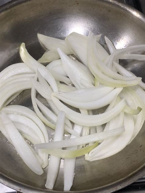 해먹는 사람 On Twitter Like런천미트 돈부리 레시피 양파를 볶는다 Like 런천미트는 가로로 길게 썰고