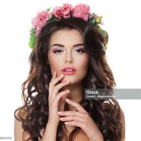 메이크업 긴 곱슬 머리와 꽃 아름 다운 여자의 패션 뷰티 초상화 봄 스타일 메이크업과 완벽 한 모델 갈색 머리에 대한 스톡 사진 및 기타 이미지 Istock