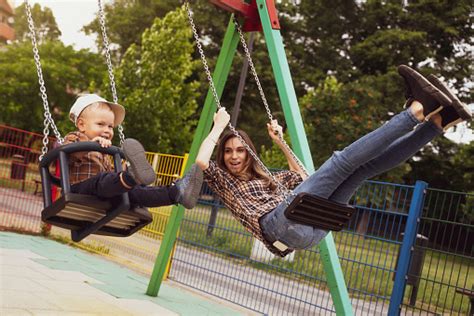 어머니와 아들이 스윙을합니다 행복한 순간 공원에있는 어머니와 아들 도시의 활동적인 야외 레저 18 23 개월에 대한 스톡 사진 및 기타 이미지 Istock