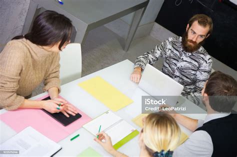 사무실새로운 프로젝트 및 비즈니스 전략에에서 공동 노동자 계획에 대한 스톡 사진 및 기타 이미지 계획 기업 재무와 산업 남성 Istock