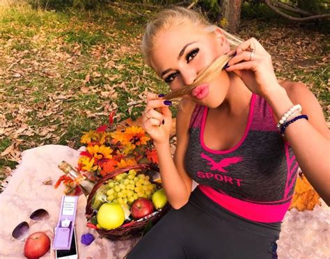 ГОРЕЩО В ПИК Сексбомба от София ден и нощ лъсна като Галена във ваната СНИМКИ