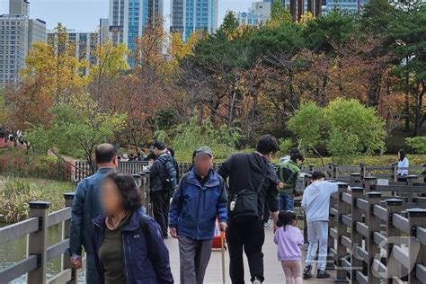 포근한 주말 부산시민공원 늦가을 나들이객 북적