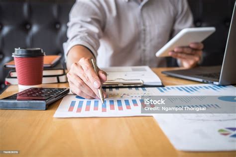 보고서 문서 및 분석 그래프 문서에 재무 데이터 계산 재무 통계 작성을 통해 랩톱 컴퓨터에서 투자 프로젝트를 수행하는 사업가