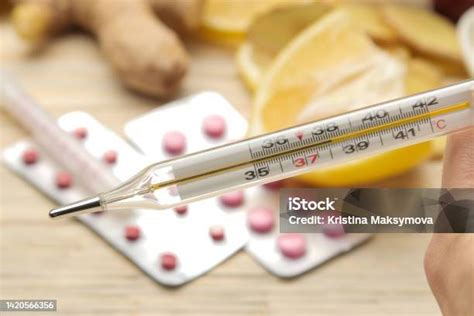 온도계 크루는 흰색 나무 테이블에 독감과 감기 요법을위한 다양한 의약품 감기 질병 감기 독감 0명에 대한 스톡 사진 및 기타 이미지 Istock