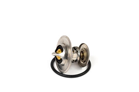 흰색에 새로운 자동차 온도 절연 고무 가스 켓 옆 배경 엔진 냉각 시스템에에서 서 모스 탯의 교체에 대 한 예비 부품 키트 수리 0명에 대한 스톡 사진 및 기타 이미지