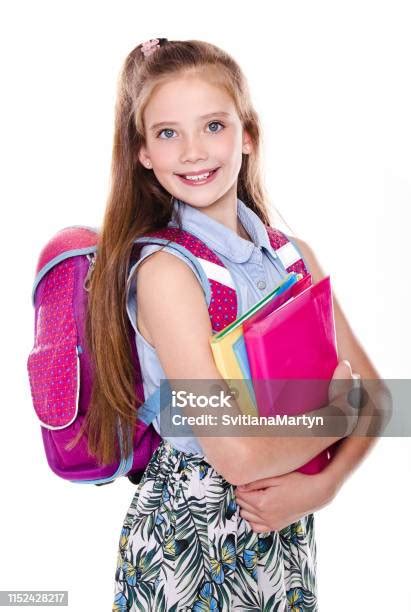 귀여운 웃는 아기의 초상화 학교 가방 배낭 및 고립 된 책을 가진 행복 한 작은 학교 소녀 아이 십 대 흰색 배경에 대한 스톡