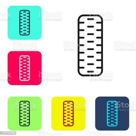 흰색 배경에 격리 된 검은 색 라인 자동차 타이어 휠 아이콘입니다 색상 정사각형 버튼으로 아이콘을 설정합니다 벡터 일러스트레이션 가장자리에 대한 스톡 벡터 아트 및 기타