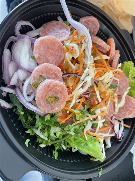 Jess On Twitter 泰国美食🧵 我这个人不爱拍照片（除了自拍）今天一大桌子菜又忘了拍了。 这昨天拍的。 1猪血汤 2烤鸡 3跟着一个外国人买的凉拌菜，他在买凉拌鱼生，我有点不敢