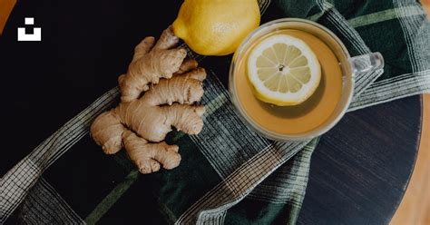 테이블 위에 레몬과 생강을 곁들인 차 한 잔 사진 Unsplash의 무료 생강 이미지