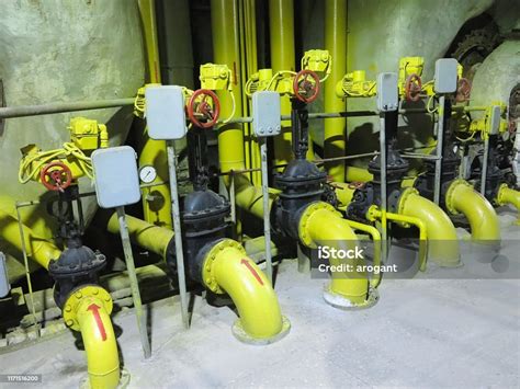 발전소에서 전기 모터 파이프 튜브 장비 및 증기 터빈이 있는 산업용 대형 물 펌프 0명에 대한 스톡 사진 및 기타 이미지 0