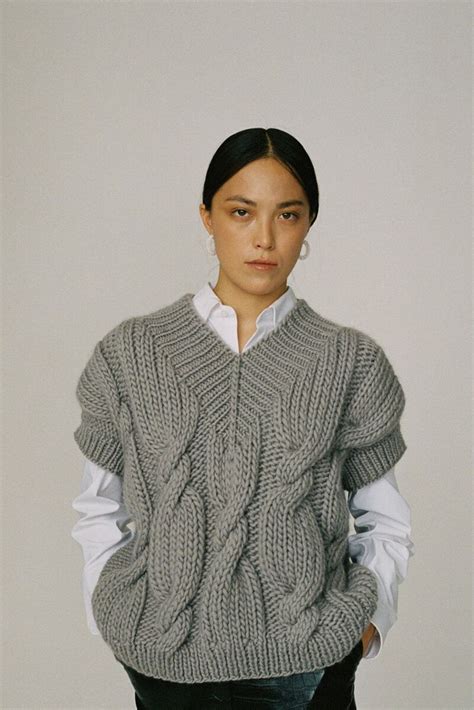 Вязаные жилеты. Подборка современных моделей. | Cable knit sweater ...