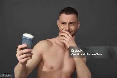 팔에 겨드랑이에 대 한 남성 화장품을 들고 백인 남자의 허리 업 근육질 체격에 대한 스톡 사진 및 기타 이미지 근육질 체격 남성 남자 Istock