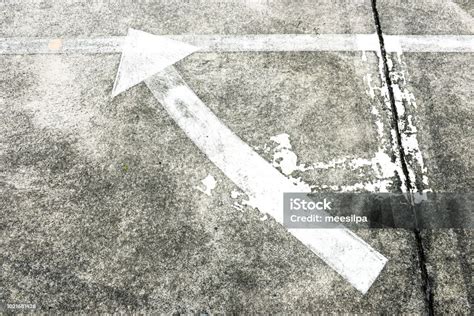 거리 교통 안전에 대 한 방향에 흰색 화살표 기호 흰색 화살표 가리키는 회색 아스팔트 바닥에 걷는 방향 수 방법 교차로의 상징 Crossway 0명에 대한 스톡 사진 및