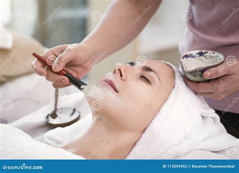 Massaggiatore Che Fa Maschera Crema Sul Fronte Di Bello Relaxi Della