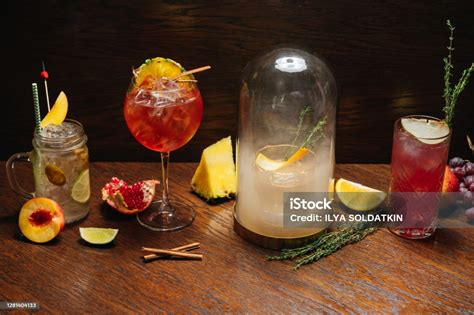 레스토랑에서 테이블에 아름다운 맛있는 알코올 칵테일 로얄 펀치 아페롤 스프리츠 오래된 패션과 레모네이드 0명에 대한 스톡 사진 및 기타 이미지 Istock