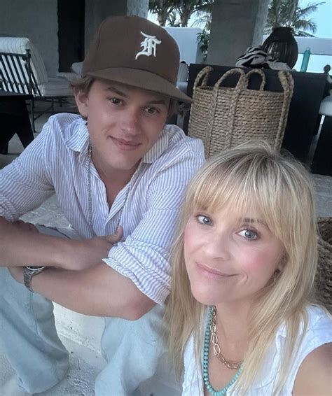 Reese Witherspoon Soaks Up Last Days Of Summer With Sons Tennessee James Deacon Reese Abc News