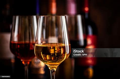 나무 배경과 와인 병의 컬렉션에 안경에 빨간색 흰색과 장미 와인 복사 공간 와인에 대한 스톡 사진 및 기타 이미지 와인