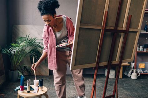 핑크 셔츠를 입은 아름다운 아프로 여성 아티스트 그녀의 홈 스튜디오에서 캔버스에 그림 사람들에 대한 스톡 사진 및 기타 이미지 사람들 한 사람 화가 예술가 Istock