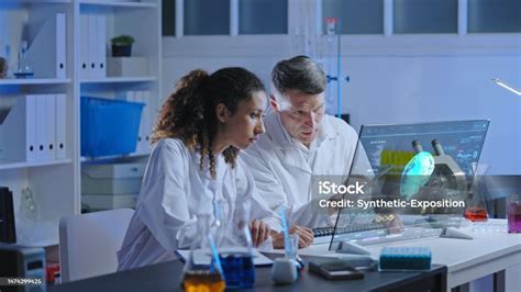 인간의 뇌 홀로그램을 연구하는 의학 실험실 과학자 인지 신경 과학 신경 과학에 대한 스톡 사진 및 기타 이미지 신경 과학