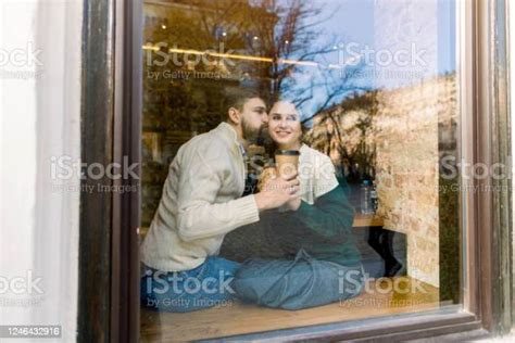 아늑한 도시 카페의 창문 근처에 앉아 커피를 마시고 전통 맛있는 크루아상을 먹는 행복한 부부 야외에서 창을 통해 보기 2명에 대한 스톡 사진 및 기타 이미지 Istock