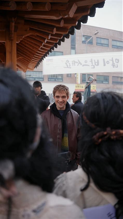 Warner Bros Korea 잠깐이지만 가장 운명적인 만남 😂 로버트패틴슨 과 런닝맨 팀 단체샷 공유합니다 📷 미키17 2월28일극장대개봉 Instagram