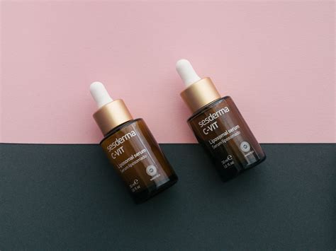 개인 관리 대나무 뚜껑 된장 미니멀리스트 디자인 미용 제품 병 뷰티 케어 뷰티 플랫 레이 브랜드 셀프 케어 루틴 수화 작용 숲 스킨케어 스포이드 병