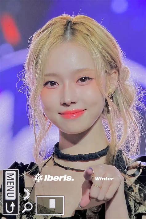 무대위에서 아이컨택해주는 에스파 윈터 팬플러스 커뮤니티