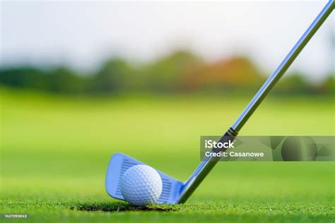 태국의 아름다운 골프 코스에있는 골프 공과 골프 클럽 푸른 잔디 배경에 놓여있는 골프 장비 0명에 대한 스톡 사진 및 기타