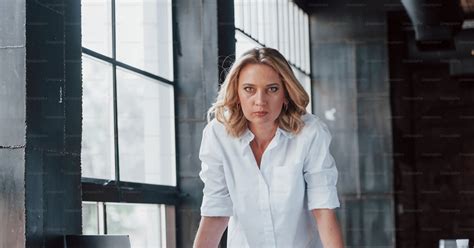 공격적인 표정 낮에 카페에서 실내에서 곱슬곱슬한 금발 머리를 가진 사업가 사진 Unsplash의 온라인 데이트 이미지