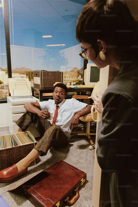 여행 가방 옆 바닥에 앉아 있는 남자 사진 Unsplash의 회의 이미지