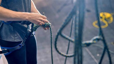 Premium Photo Woman Tying The Climbing Rope With Two Hands