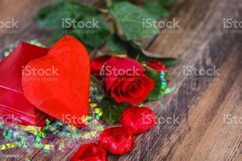 빨간 하트 모양의 초콜릿과 장미 나무 바닥에 놓이고 편지에 대 한 공간을 두고 개념에 대한 스톡 사진 및 기타 이미지 개념 개념과 주제 공휴일 Istock