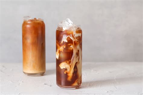 얼음과 우유가 있는 차가운 커피가 회색 배경에 서 있습니다 우유에 대한 스톡 사진 및 기타 이미지 우유 커피 마실 것