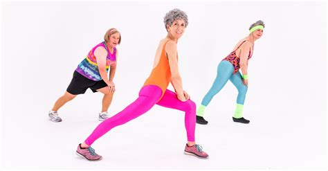 60 세 이상의 여성 60 세 이후의 삶 80 년대 패션 건강 건강한 삶 건강한 생활 고령자 생활 굽힘 균형 긍정적 에너지 기쁨 노인 건강 노인 자기