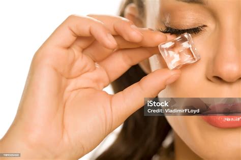 흰색 배경에 눈 아래 얼음 큐브를 들고 젊은 아름다운 여자 얼음에 대한 스톡 사진 및 기타 이미지 얼음 사람 얼굴 피부 Istock