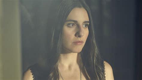 Imposters Jules Langmore Gespielt Von Marianne Rendón