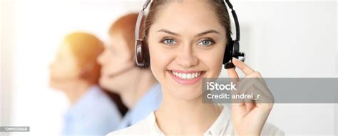콜 센터 사무실에서 헤드셋을 착용하는 다양한 고객 서비스 운영자 비즈니스 컨셉 20 24세에 대한 스톡 사진 및 기타 이미지 20 24세 25 29세 It 지원
