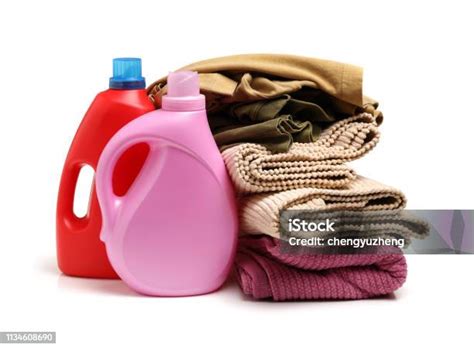 세제의 플라스틱 병 및 흰색 바탕에 깨끗 한 세탁 물 더미 리넨 용 컨디셔너 세탁용 세제에 대한 스톡 사진 및 기타 이미지