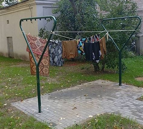 Столбы для бельевых веревок на улице в частном доме - фото