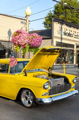 노란색 복고풍 시보레 벨 에어와 오픈 카 후드 1955 자동차 전시회에서 Chevy 스노호미시 워싱턴 미국 2022년 9월