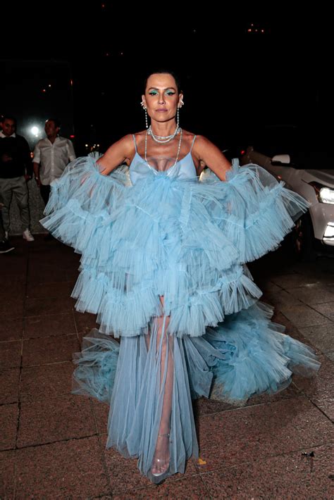 Foto Deborah Secco Roubou A Cena Com Look Volumoso No Leil O Do Instituto De Neymar Purepeople