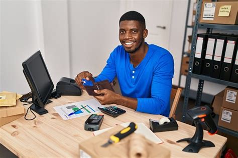 젊은 아프리카계 미국인 남자 전자 상거래 비즈니스 노동자 사무실에서 신용 카드로 지갑을 들고 있다 신용 카드에 대한 스톡 사진 및 기타 이미지 Istock