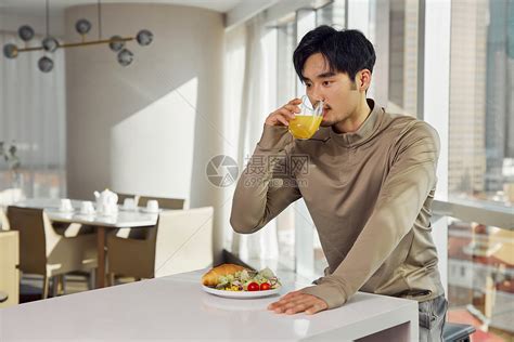 早晨在客厅吃早餐轻食的男性高清图片下载 正版图片507608937 摄图网
