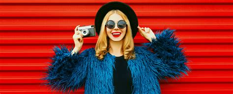 블루 인조 모피 코트를 입고 복고풍 카메라와 쾌활한 젊은 여자 빨간 배경 위에 둥근 모자 25 29세에 대한 스톡 사진 및 기타 이미지 25 29세 거리 관광