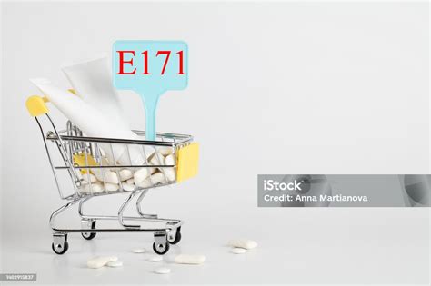 이산화 티타늄 E171 위험한 첨가제 개념 껌 알약 치약 바구니에 크림을 넣고 흰색 배경에 E171로 서명하십시오 복사 공간 0명에 대한 스톡 사진 및 기타 이미지 Istock