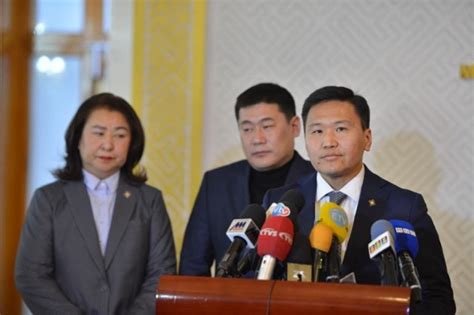 УИХ ЫН ДАРГЫГ ОГЦРУУЛАХ ГАРЫН ҮСЭГ ЗУРСАН ГИШҮҮДИЙН 68 ХУВЬ НЬ ЖДҮЧИН